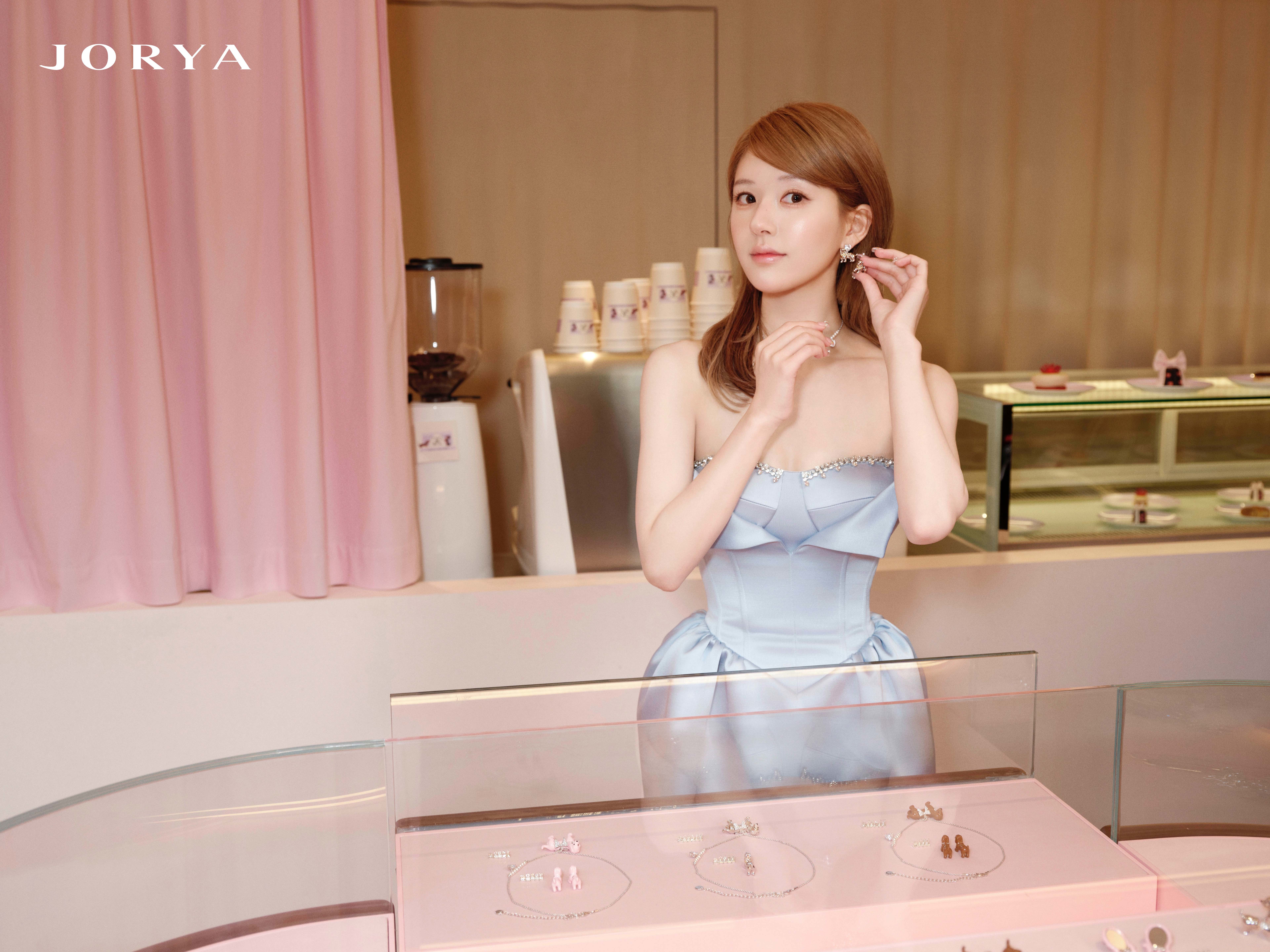 JORYA 全球首家旗舰店暨 RosyDoedian联名快闪店启幕 赵露思携萌宠演绎仲夏美学新章_凤凰网