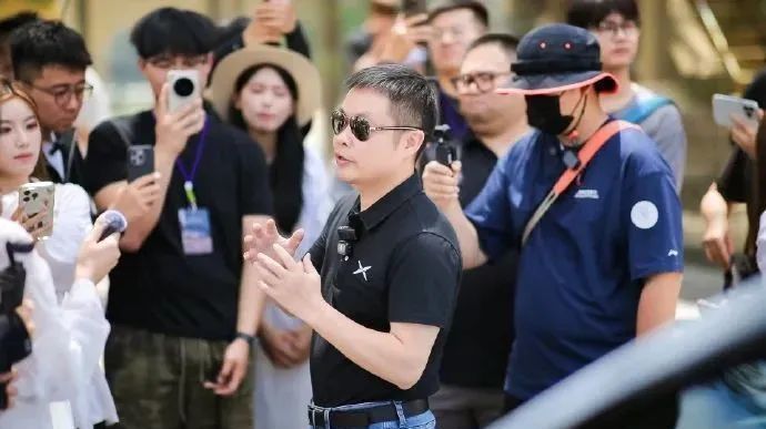 何小鹏雷军上演“兄弟狙神”：G7/YU7双7合璧，刀锋直指Model Y_凤凰网