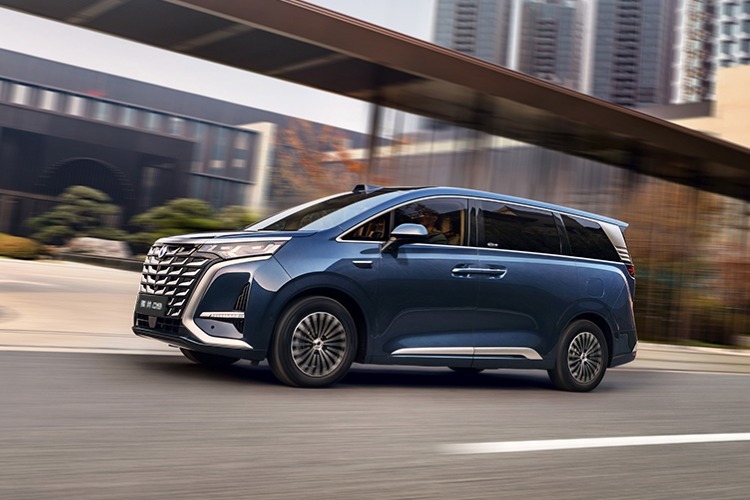 25款腾势D9推送OTA升级 云辇预瞄/脚踩感应开门/无麦K歌上线_凤凰网