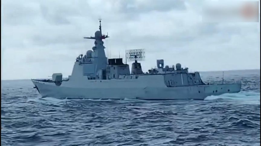 052D驱逐舰战巡南海，遭菲律宾海警干扰，直接被我方驱离_凤凰网军事_凤凰网