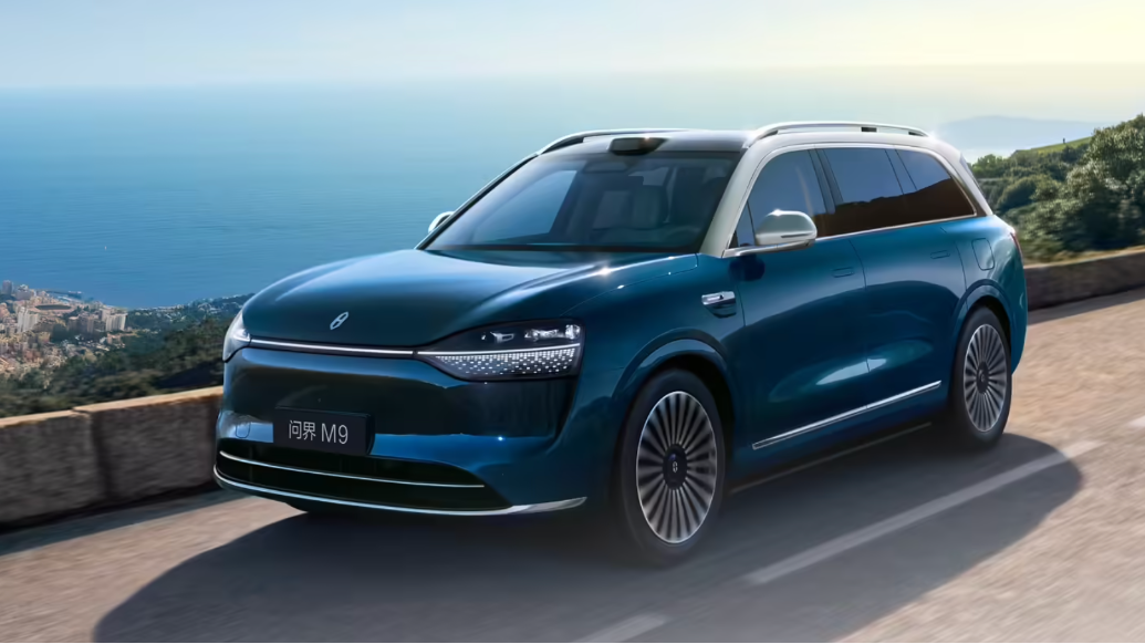 鸿蒙智行问界M9/M8汽车开启7月OTA升级，含分布式车载卫星通信、AR-HUD小地图开关等_凤凰网