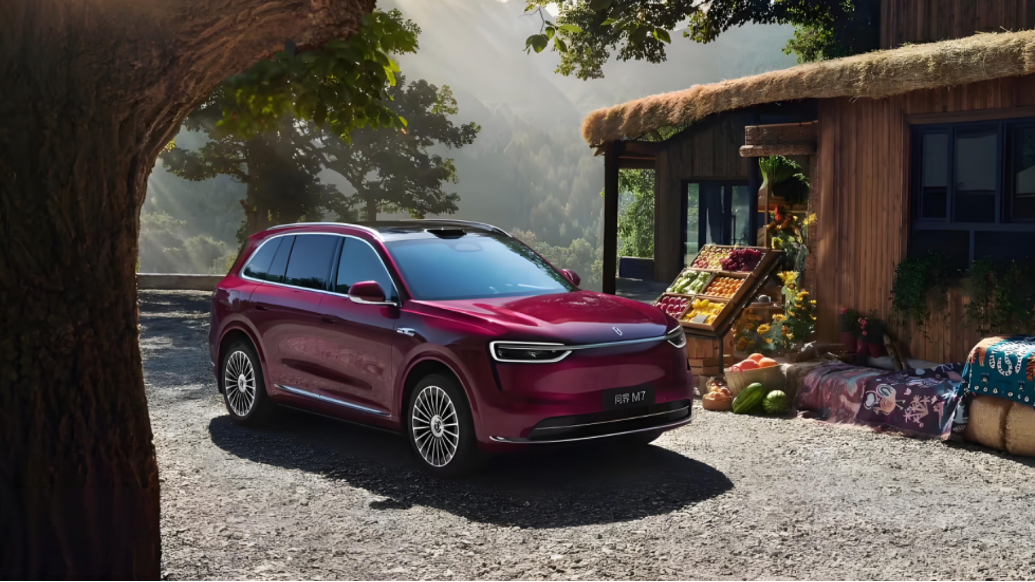 鸿蒙智行全新问界M7汽车中控设计曝光：独立三屏、仪表屏和ARHUD共存_凤凰网