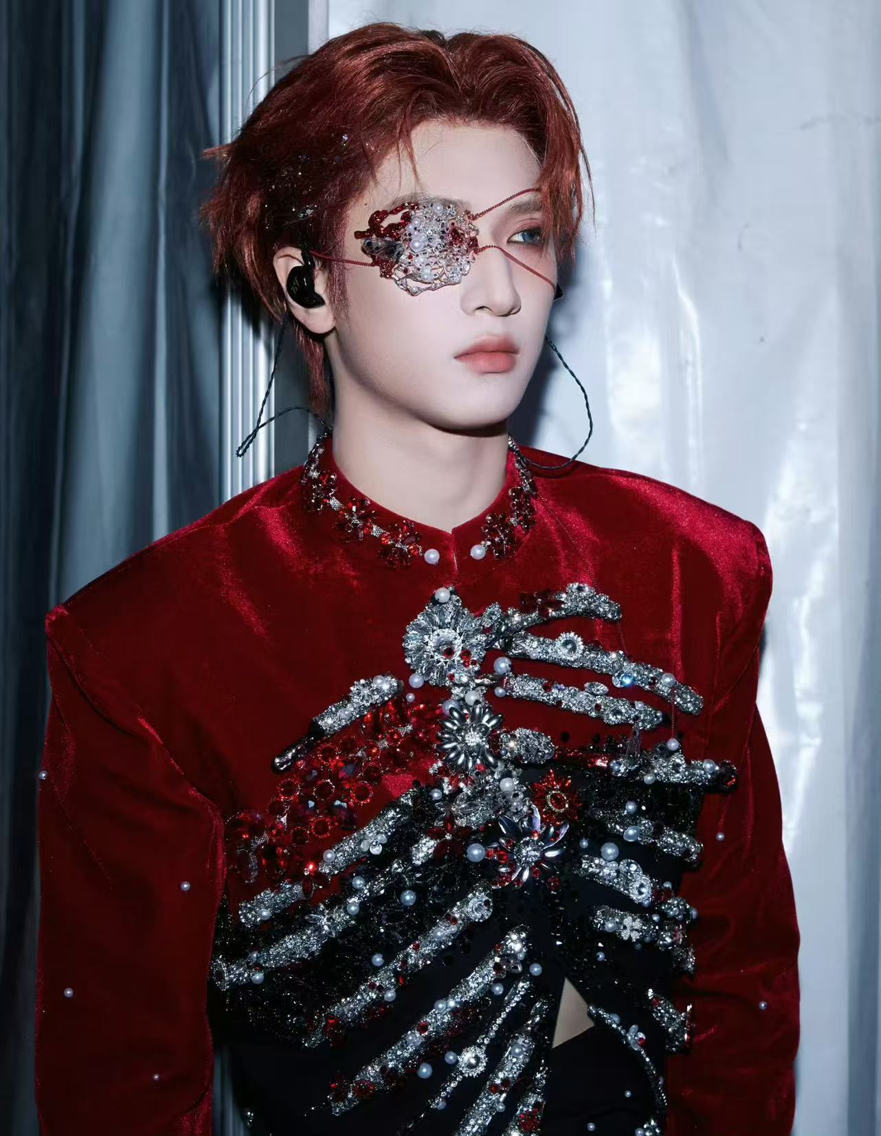 严浩翔上海演唱会solo舞台造型帅到失语！_凤凰网