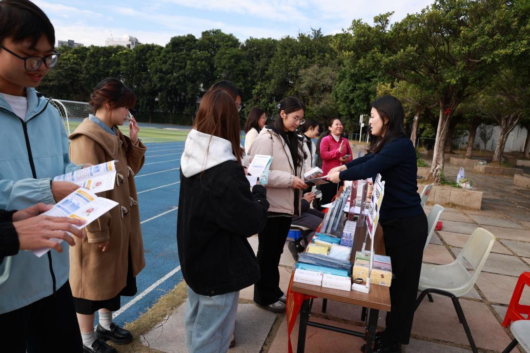 金融护苗进校园 消保知识护成长——东莞银行开展金融知识进校园活动__凤凰网