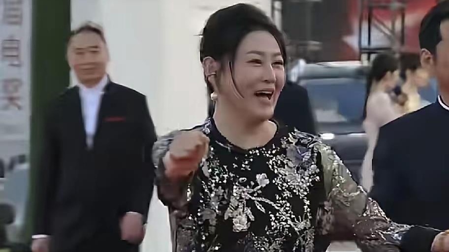 55岁王思懿近照曝光，她穿宽松花裙子，中年发福成了邻家胖大婶！_凤凰网