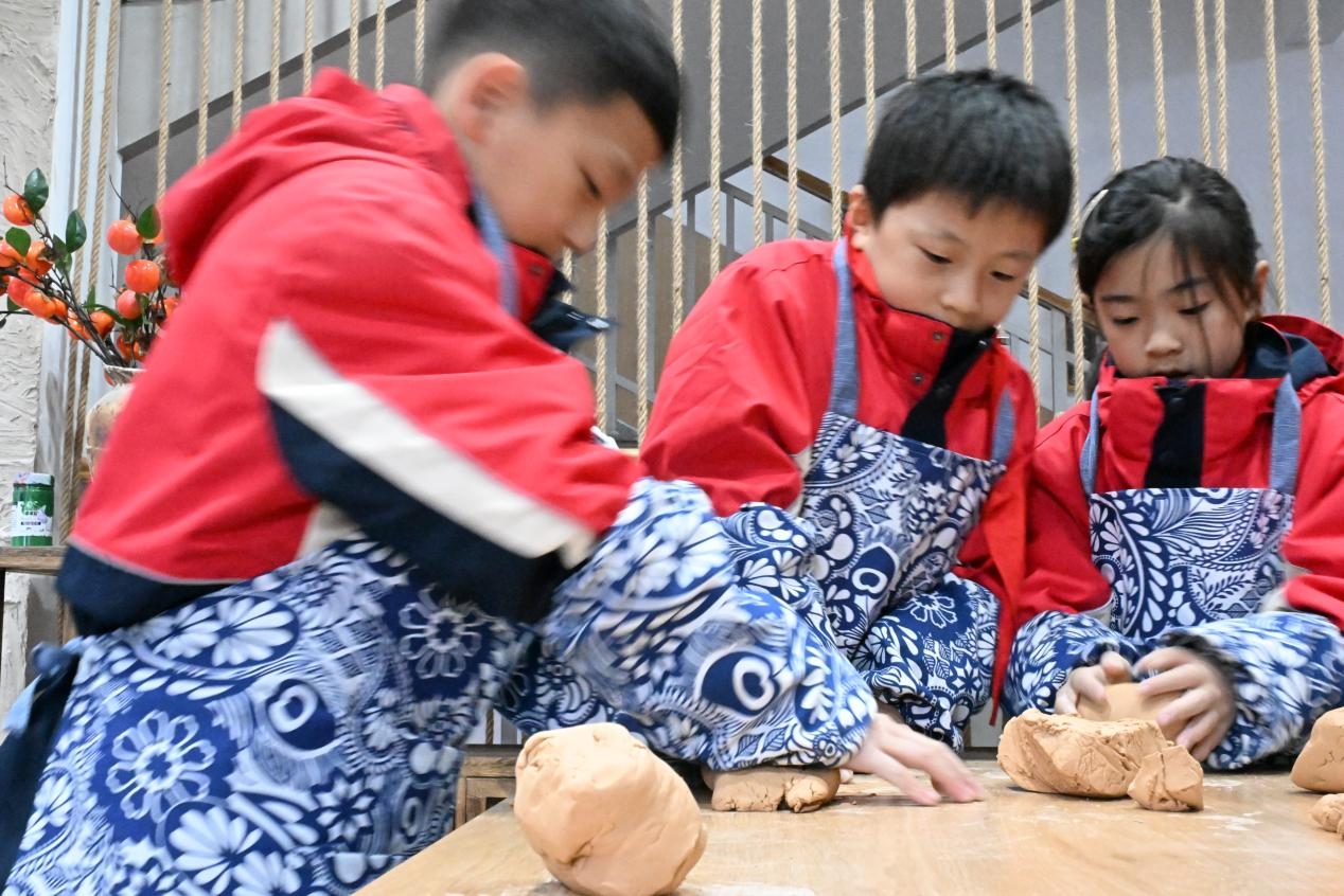 山东即墨：非遗“泥老虎”进校园 艺术魅力润童心凤凰网青岛_凤凰网