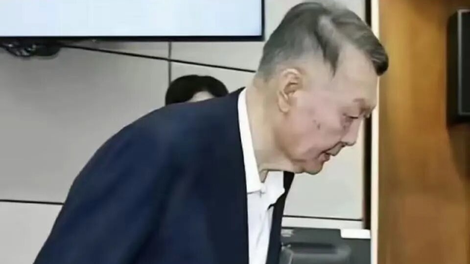 他活成了世界的一个大笑话_凤凰网